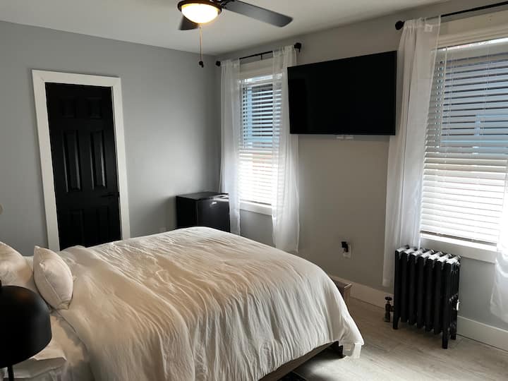 Cozy Stylish Bedroom - Elizabeth, NJ