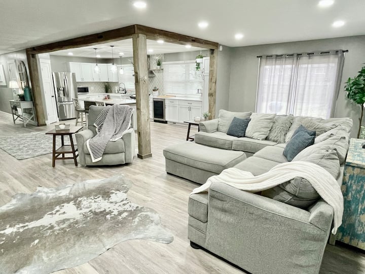 Rustic Chic In Charming Center Grove | Yard | 4br - Greenwood, IN