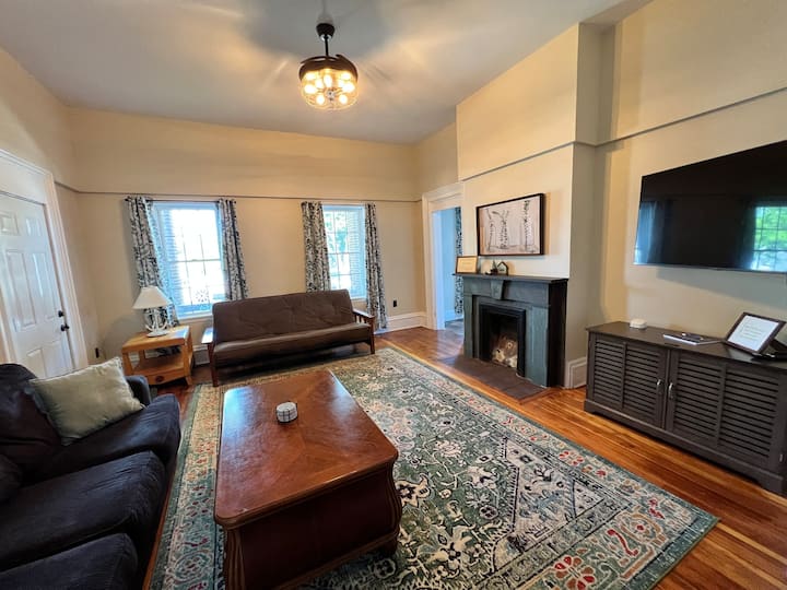 Beautiful 2 Bedroom First Floor Downtown Apartment - Sandusky, OH