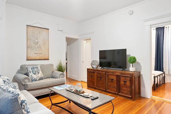 Stylish Apt Near Dt Portland! - Portland, ME
