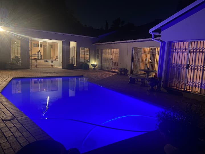 Spacious Living, Huge 7 Bedroom & 5 Bathroom House - Sandton