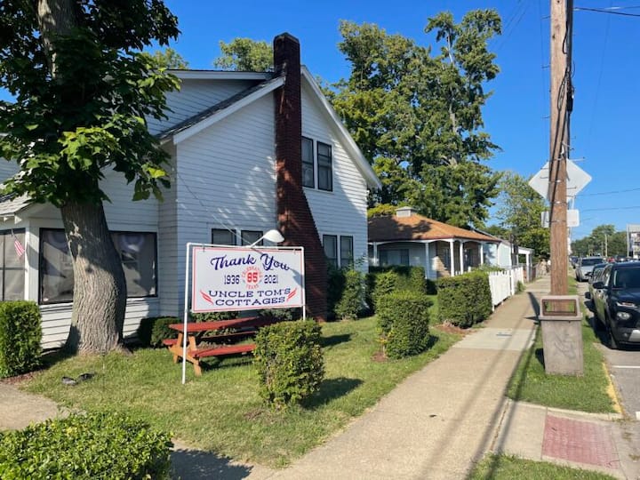 Holiday At Uncle Tom's Beachfront Cottages" - Geneva, OH