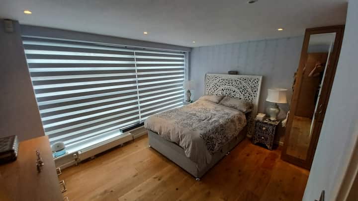 Recently Refurbished Large Deluxe Double Bedroom - 풀럼