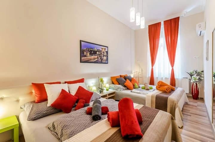 Iren's Large Apartment In The Pest Palace District - Budapest