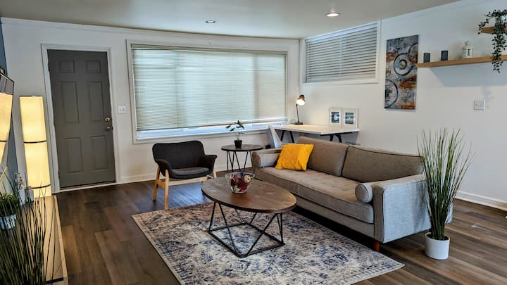 Stylish 3bed Home! 2king 1queen Bed! - Livonia, MI