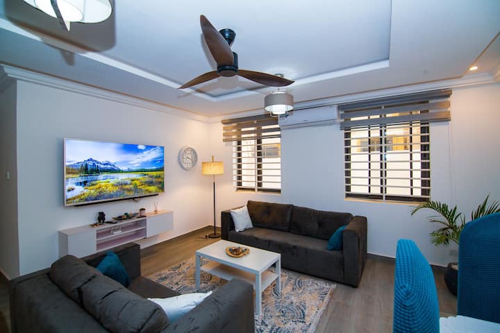 Cozy 6 Bedroom  With A Pool At East Legon Hills - Ghána