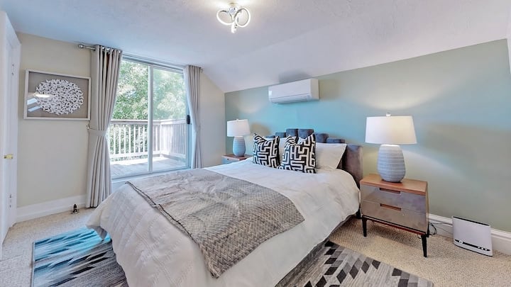 New Decorated 3 Bdrm 2nd Floor Unit Walk To Uoft - Toronto