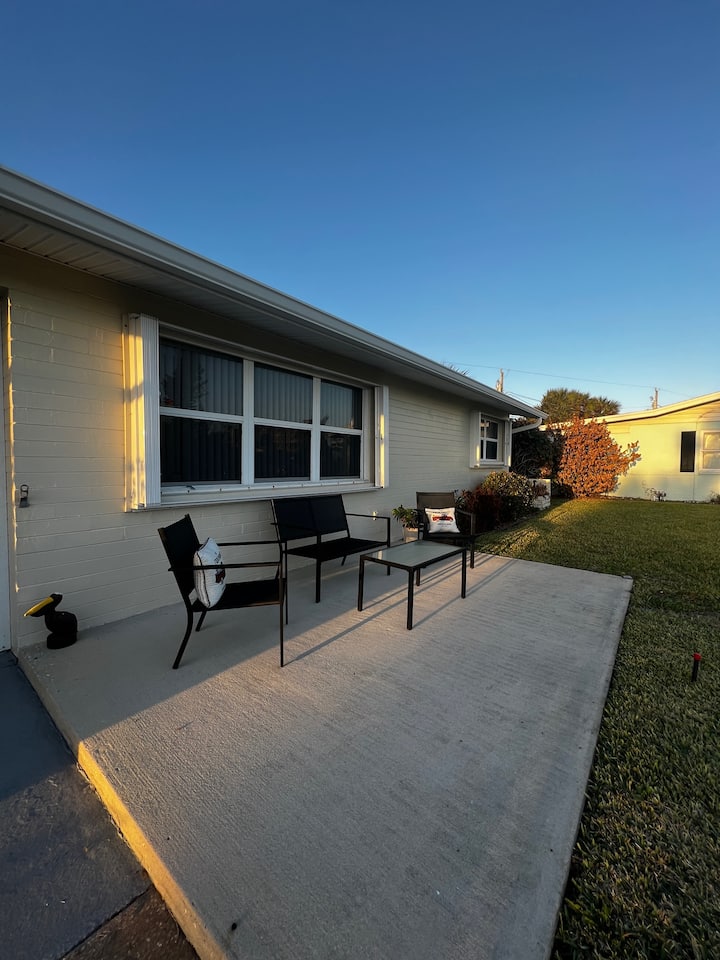 Cozy Beach House Oasis - Ormond Beach, FL