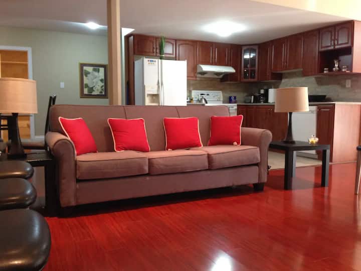 Spacious 4 Bed, 2 Bath, Parking - Pickering