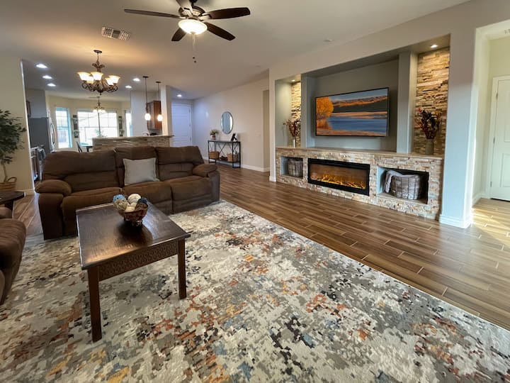 Cozy Corner: A Peaceful Neighborhood Retreat - Surprise, AZ