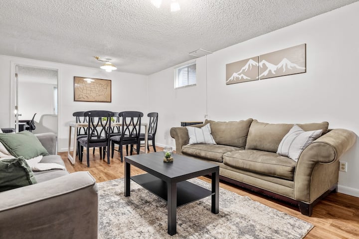 Comfy Cozy Private Basement W/ Electric Fireplace - 丹佛
