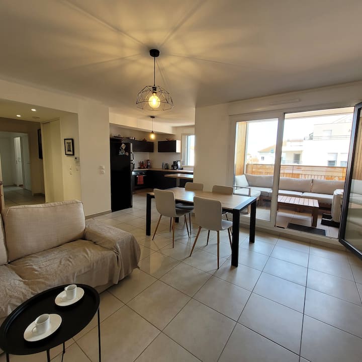 Métro A Parking & Balcon - Logement Moderne 3 Ch. - Lyon