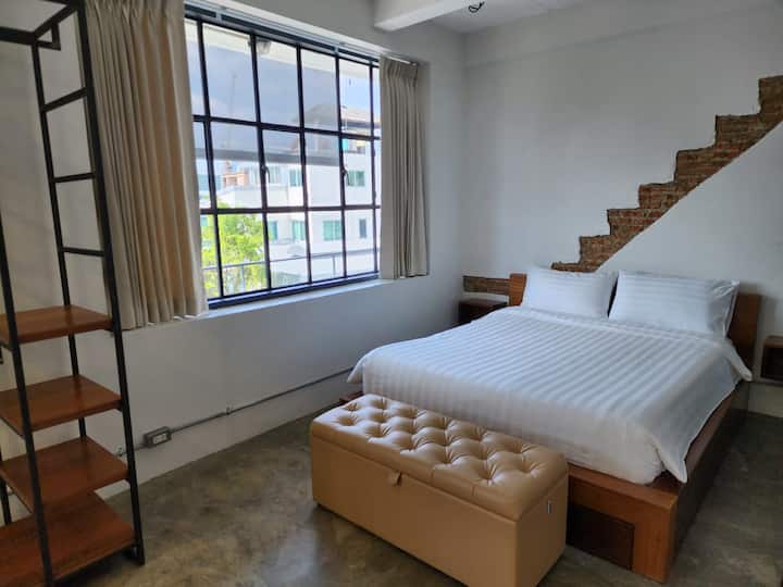 Bright Sunset View Studio Loft - Phra Khanong