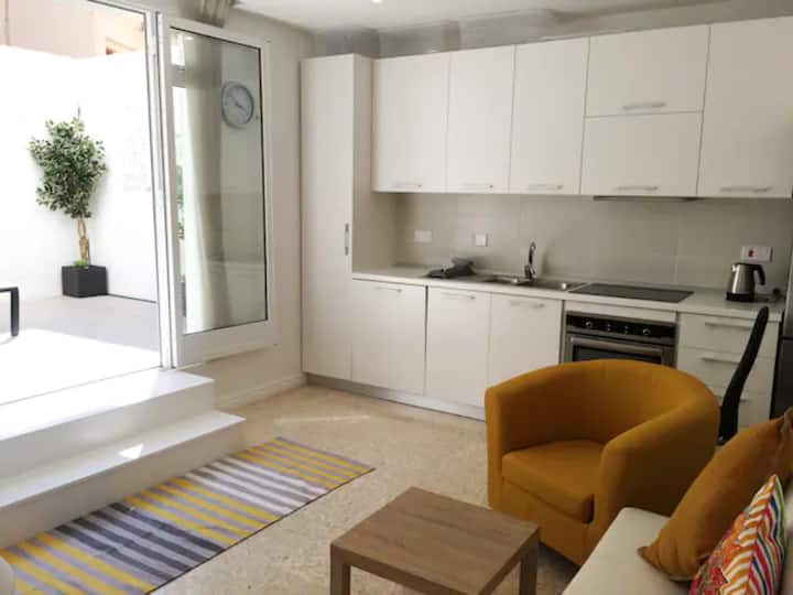 Beachfront Apartment + Courtyard - Malta