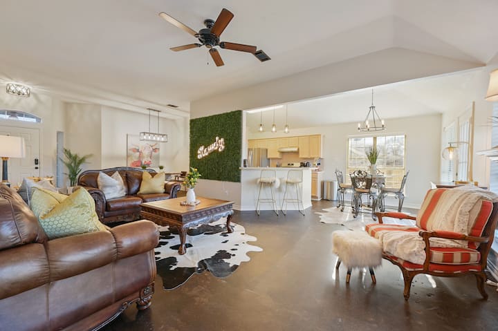 Rustic Aggie ~ Aggieland Vacation Rentals - Bryan, TX