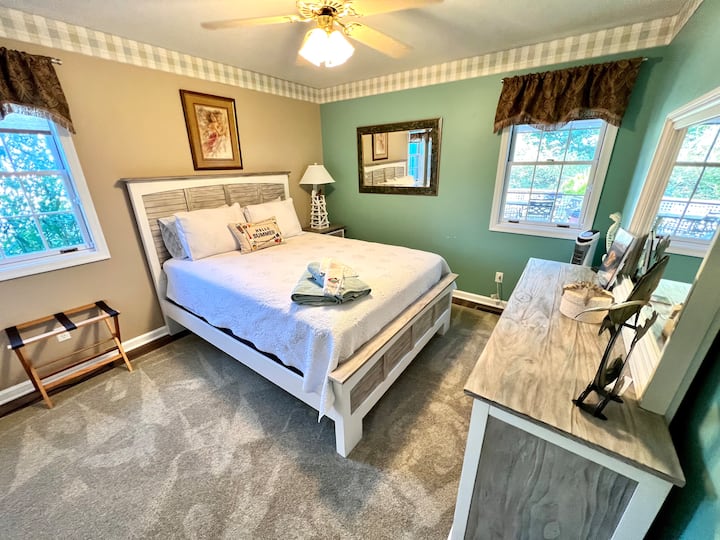 Mike’s Beach Hideaway - Lewes, DE