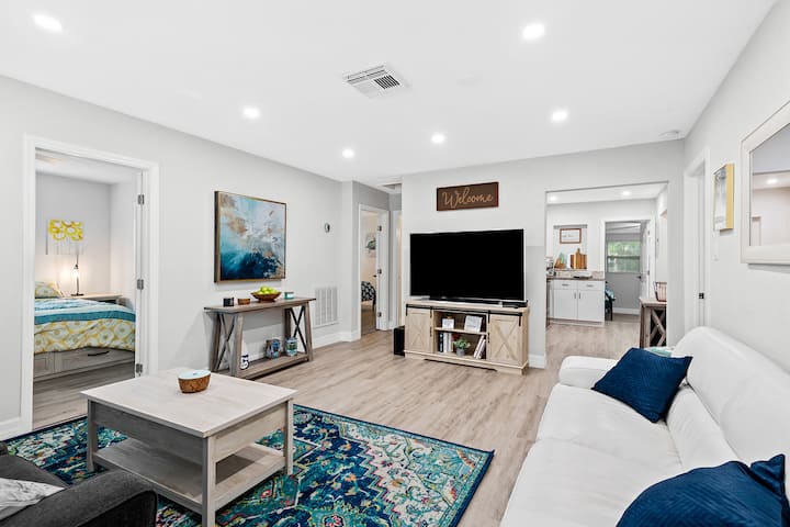 Fully-equipped Charming 4br/2ba King Bed House - Coconut Creek, FL