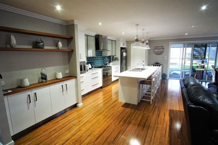 Relax And Revive In Vincentia - Luxurious 4br Home - 허스키슨