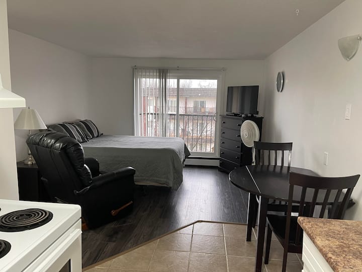 Bachelor Suite - Mackenzie