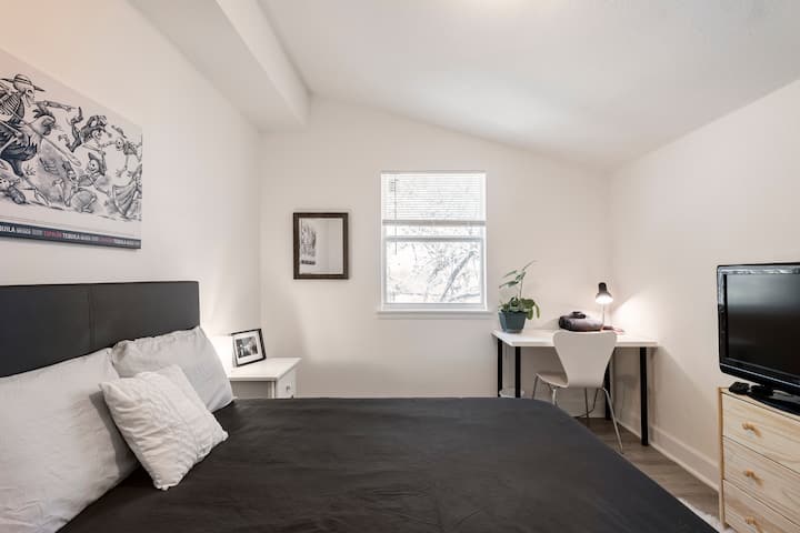 Quiet & Clean Room + Shared Bath | East Austin - Austin, TX