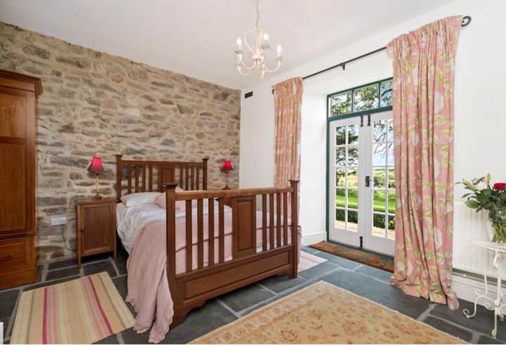 Room In Comfortable & Welcoming Georgian Farmhouse - Fishguard