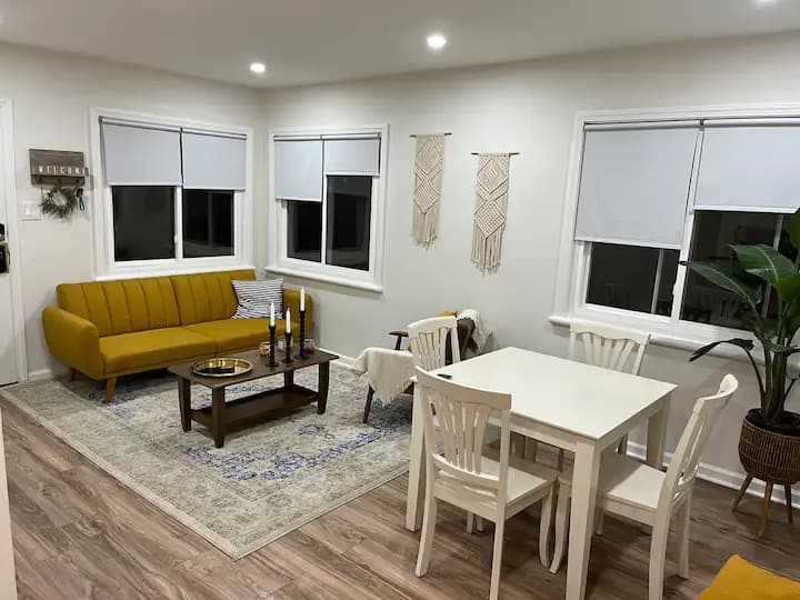 Sleek Large Group House - Big Patio - Safe & Quite - Castleton, IN