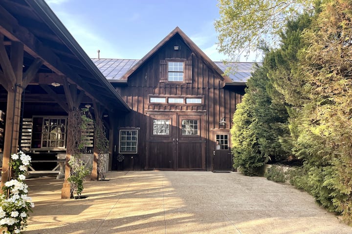 Serene Barn Stay - Marshall, VA