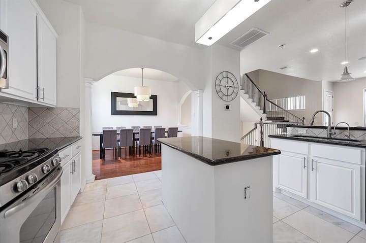 Houston’s Rooftop Retreat - Houston, TX