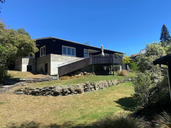Central With Lake And Mountain Views. - Wanaka
