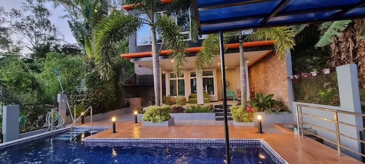 Modern House
With Infinity Pool - Tagaytay