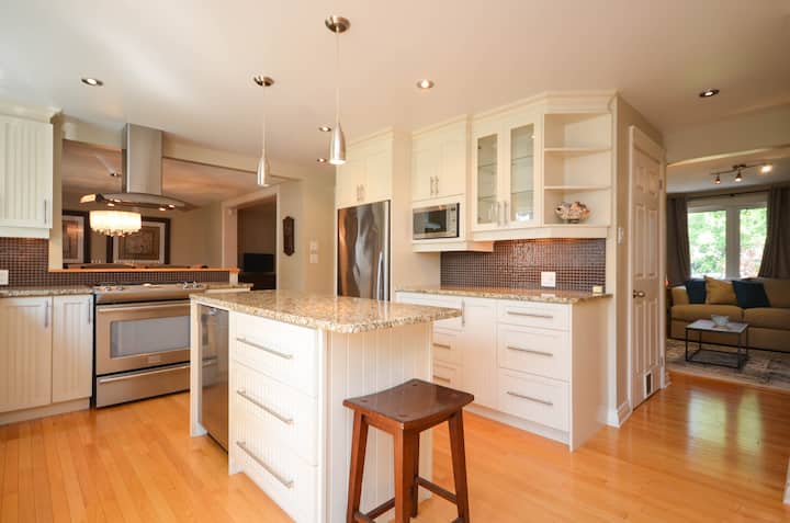 Beautifully Renovated Home, 5bed - Ottawa