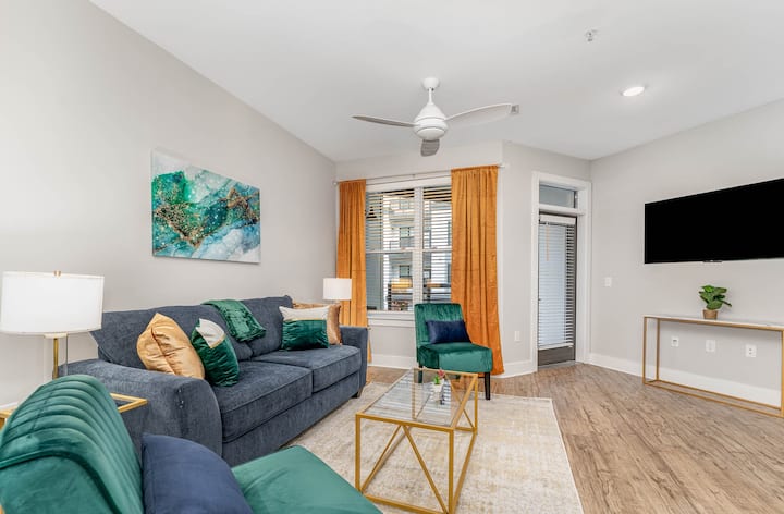 Downtown Luxe |King Bed|pool|balcony|free Parking - Winston-Salem, NC