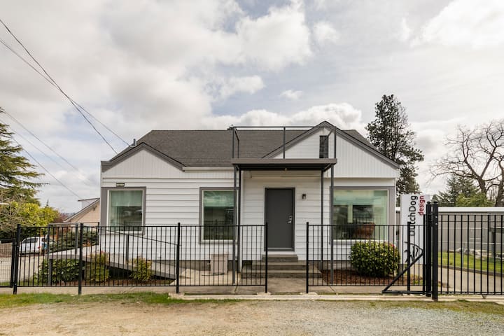 Main Master Room With Direct Access - Burien, WA