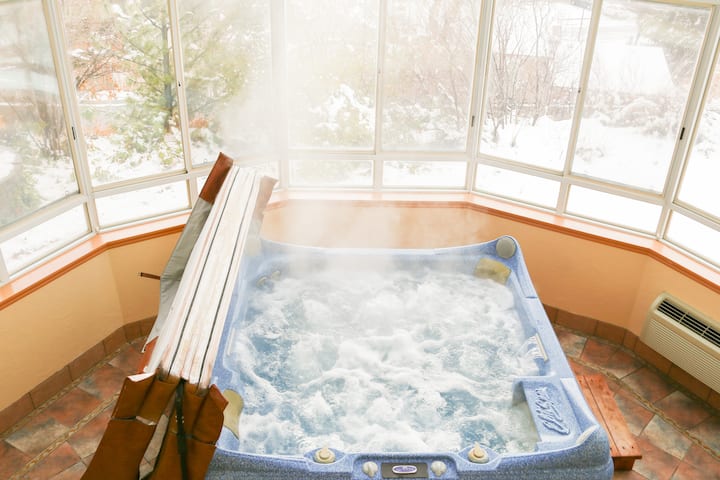 Sunroom & Hot Tub & Views Of The Valley In Sandy! - Sandy, UT