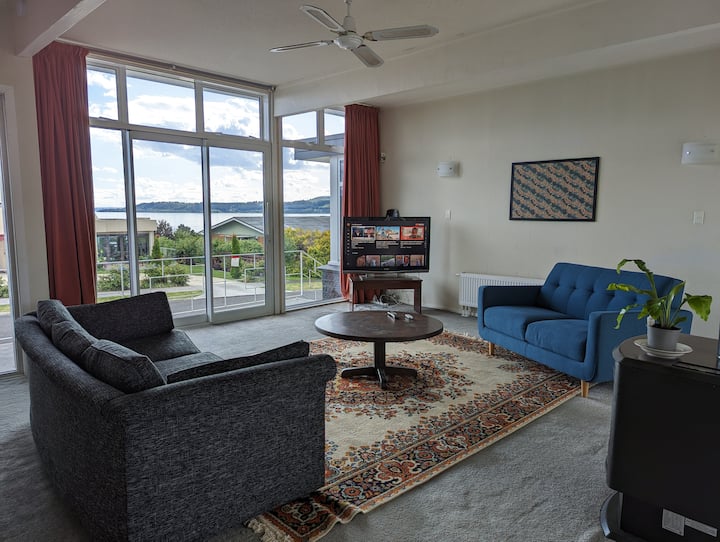 Relaxing Spacious Home, Close To Lake, Great Views - Taupō