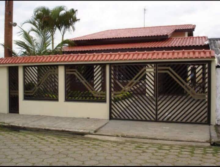 Casa Térrea, Ampla E Confortável à 400 M Da Praia. - Peruíbe