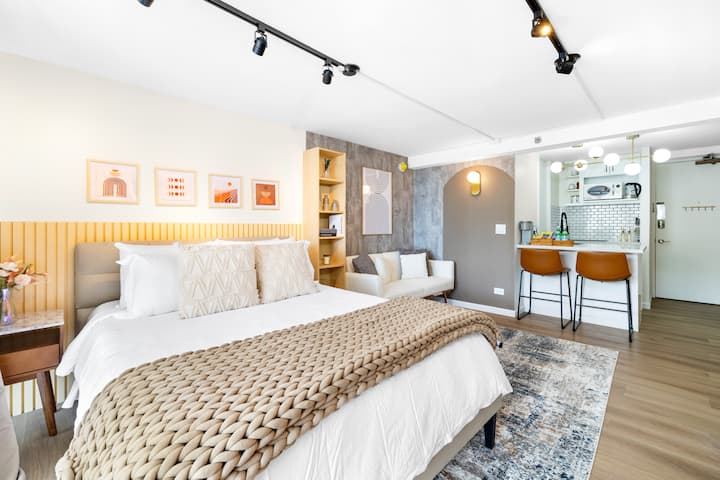 18th Flr Waikiki Chic-aesthetic Studio - Kāhala Beach, HI