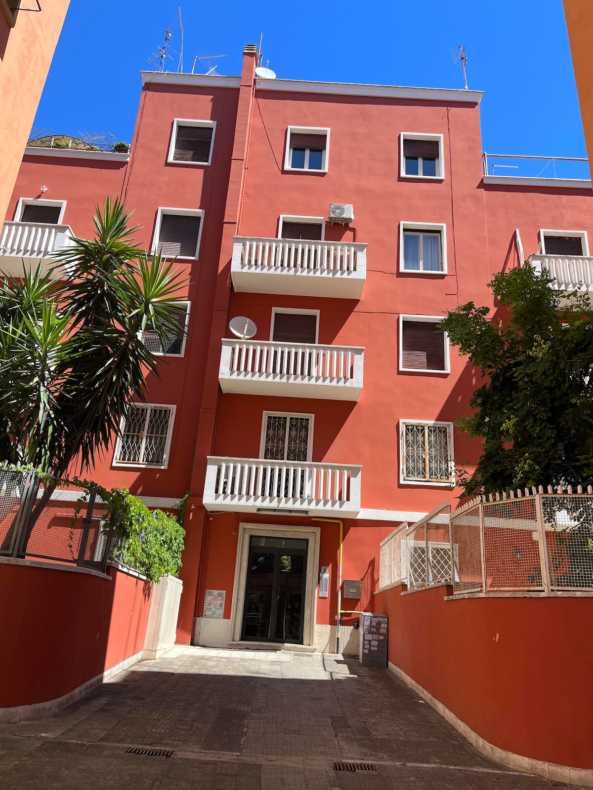 Red house in Monteverde - ZENO 10 - Houses for Rent in Rome, Lazio ...