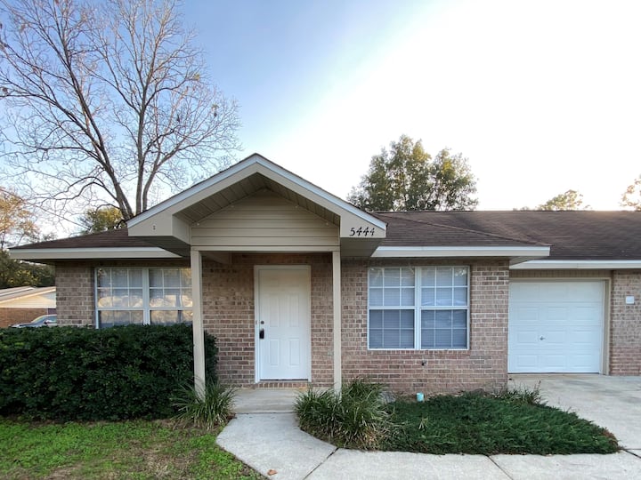 Spacious 3 Bed/ 2bath/ 1 Car - Holt, FL