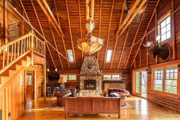 Gorgeous Mooselookmeguntic Cabin - Rangeley, ME