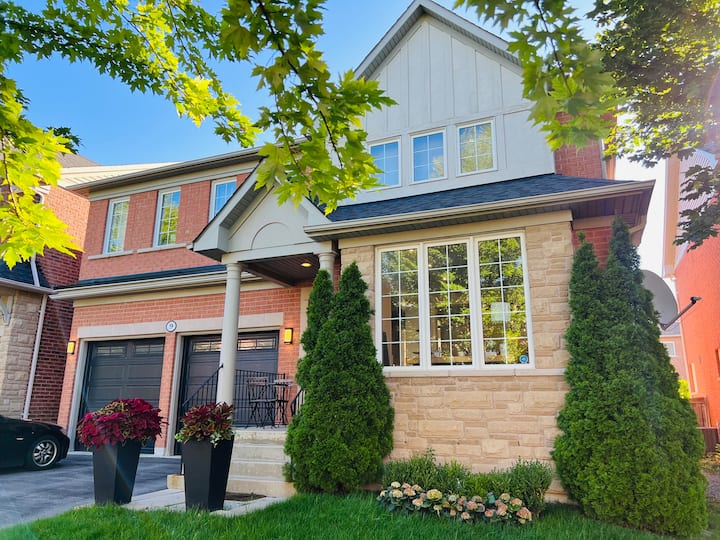 Super Luxury 3 Bedroom 4 Bathroom House - Richmond Hill