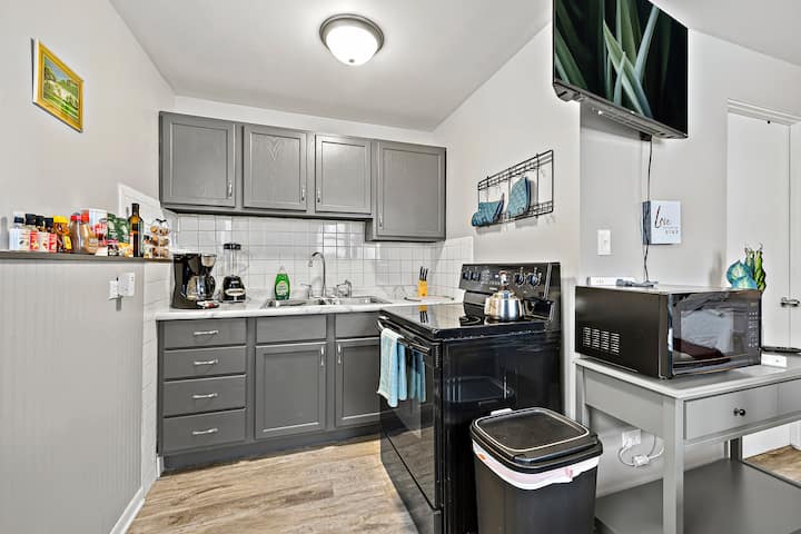 Studio1116e/petfriendly/wi-fi/pkg/bigtv/close88 - Aurora, IL