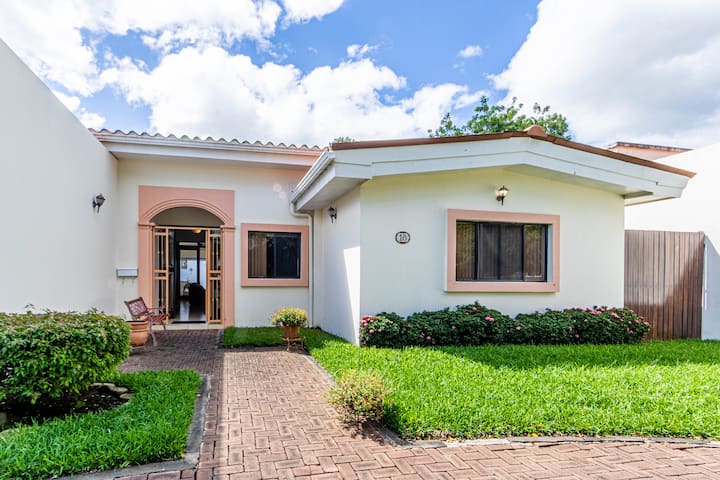 Secure And Spacious Family Home With Patio - Managua
