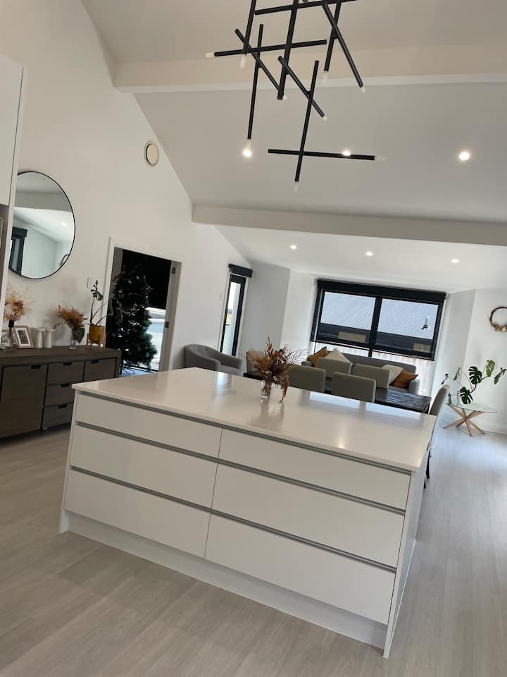 Beautiful, Cosy, Modern Sunny Home! - Waitara