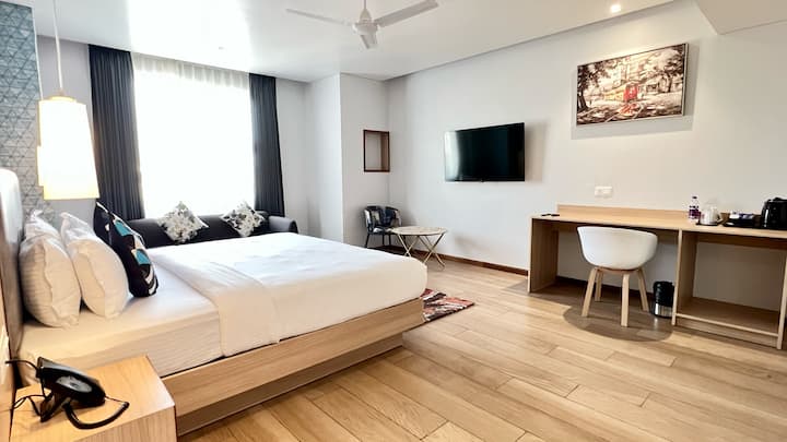 Premium Bedroom With King Bed - 임팔