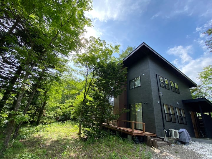 木漏れ日ハウスへようこそ！ソファーに座りくつろぎながら緑に囲まれた森の中で非日常な時間をお楽しみに - Karuizawa