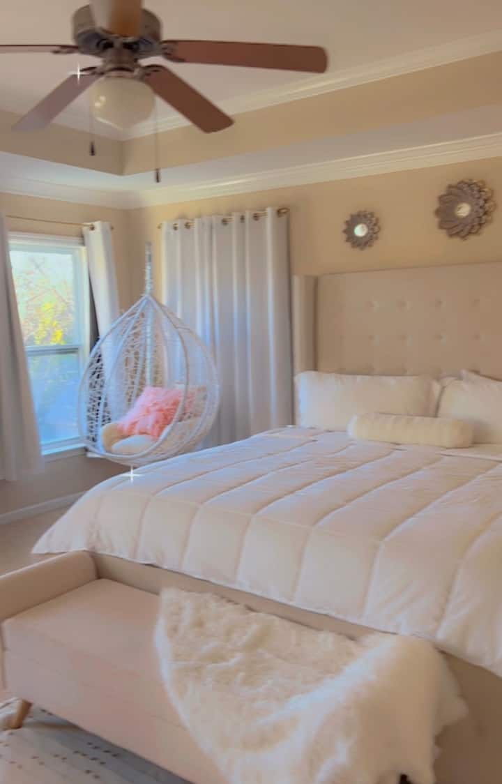 Stylish Luxury Home W/  Jacuzzi - Gainesville