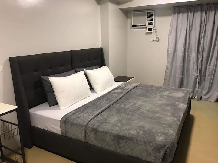 Roomy Studio Across Sugbo Mercado W/ Fiber Wifi - Cebu
