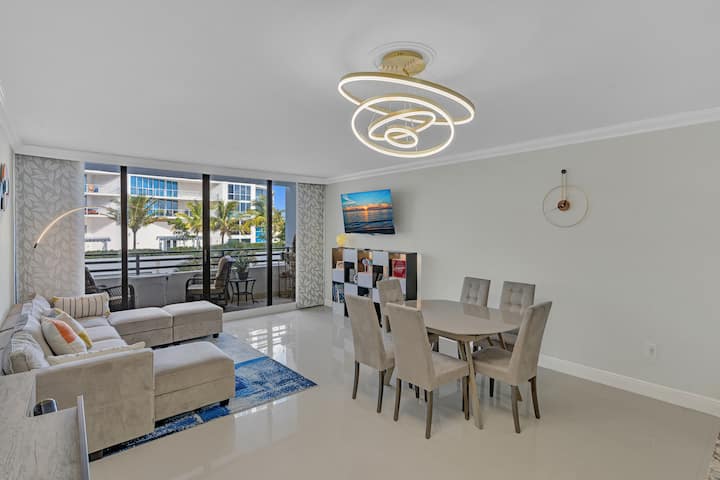 Breezy Beachfront Stay ~ Ocean-inspired Views - Hollywood, FL