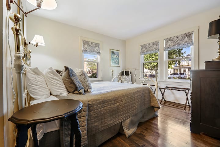 Beautiful Suite, Two Person Jet Tub, Downtown. - Sturgeon Bay, WI